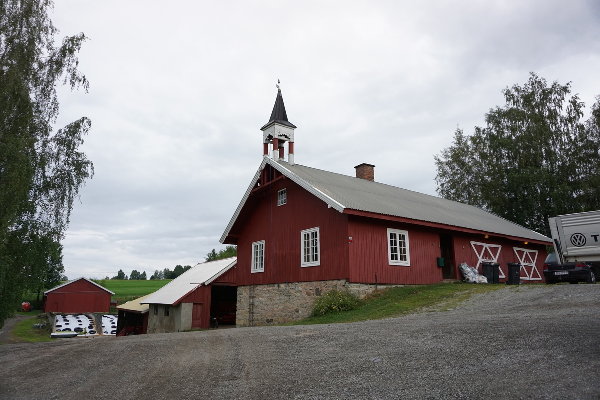 Mengshoel/Mengshol, Nes, Ringsaker. Klokketårnet på Mengshol er ...