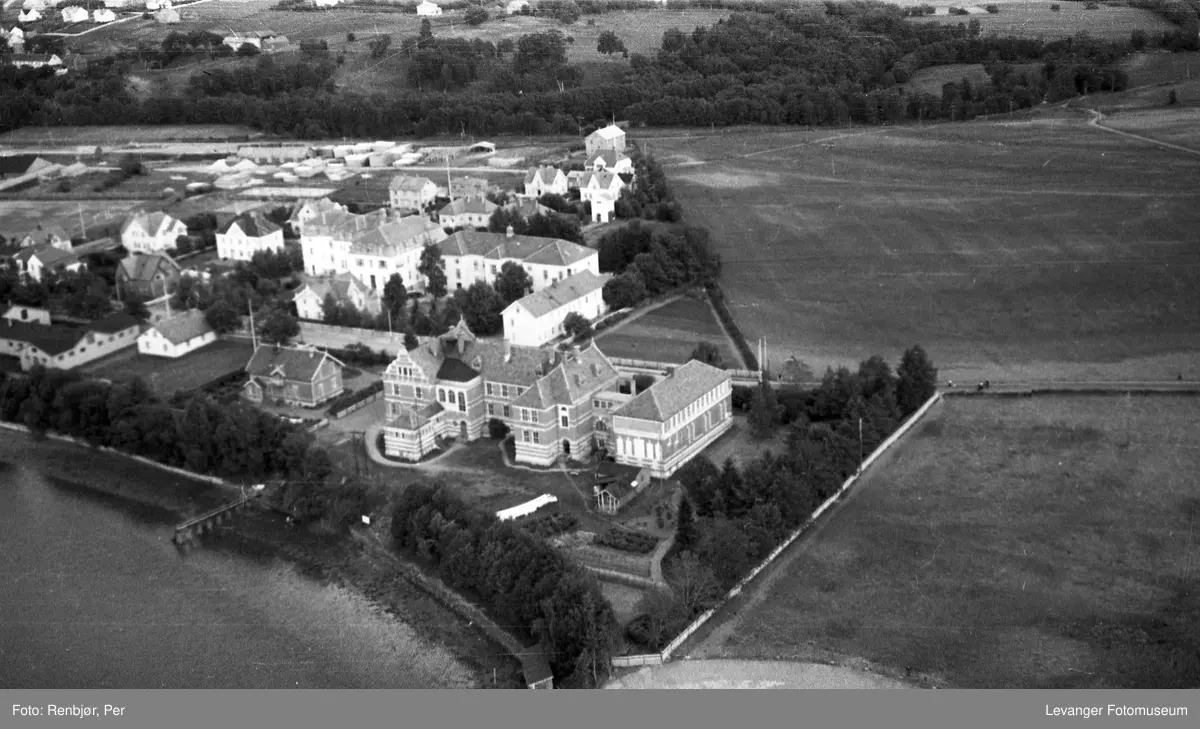 Flyfoto av Levanger, tatt av tenåringen Per Renbjør med sin fars Leica ...