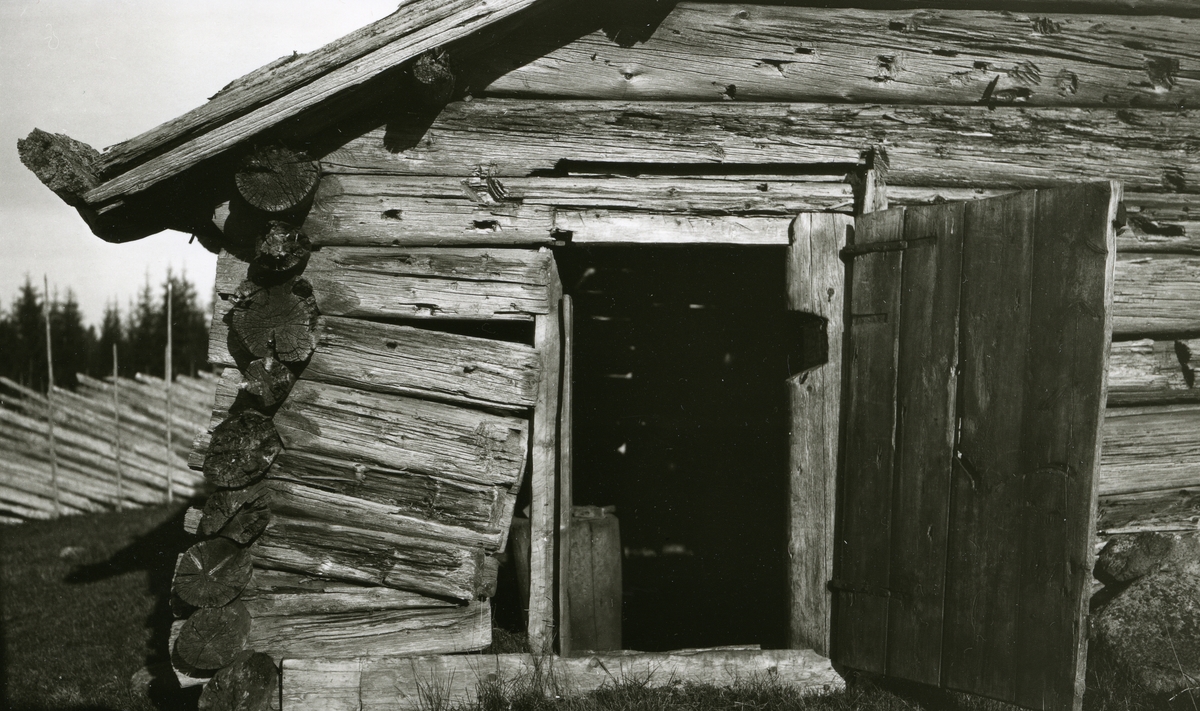 Tømmerhus m/døra åpen; badstue, Galåsen. - Anno Trysil Engerdal museum ...