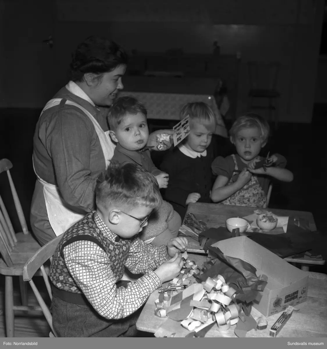 Barn och personal på barnhemmet Morgonsol tillverkar juldekorationer ...