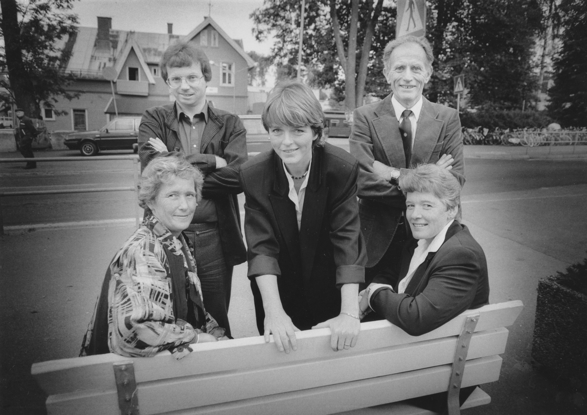 Gruppebilde av SP-politikere. Fra nærmest til fjernest: Jorunn Burum ...