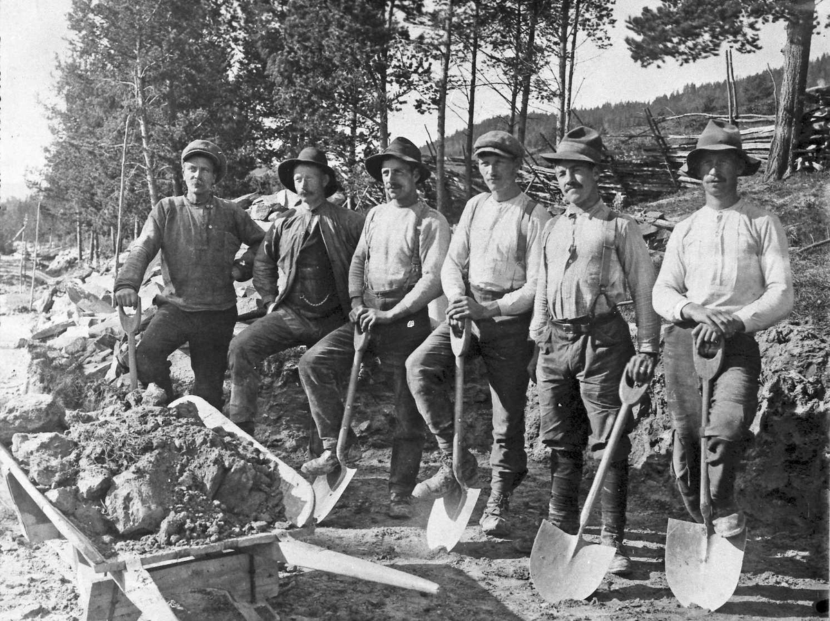 Arbeidere med spader og trillebår. - Anno Musea i Nord-Østerdalen ...