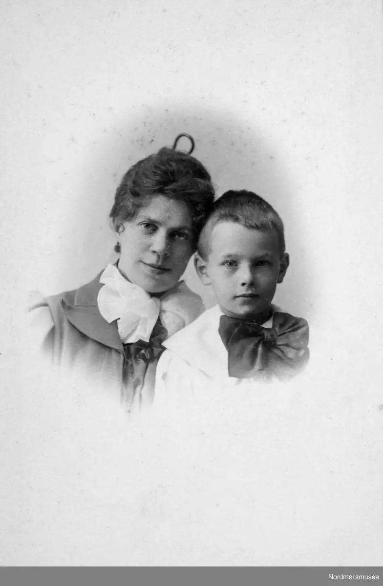 Kvinnen er Birgitte Hilmara Allan "Mara" Johnsen f. 1870, datter av ...