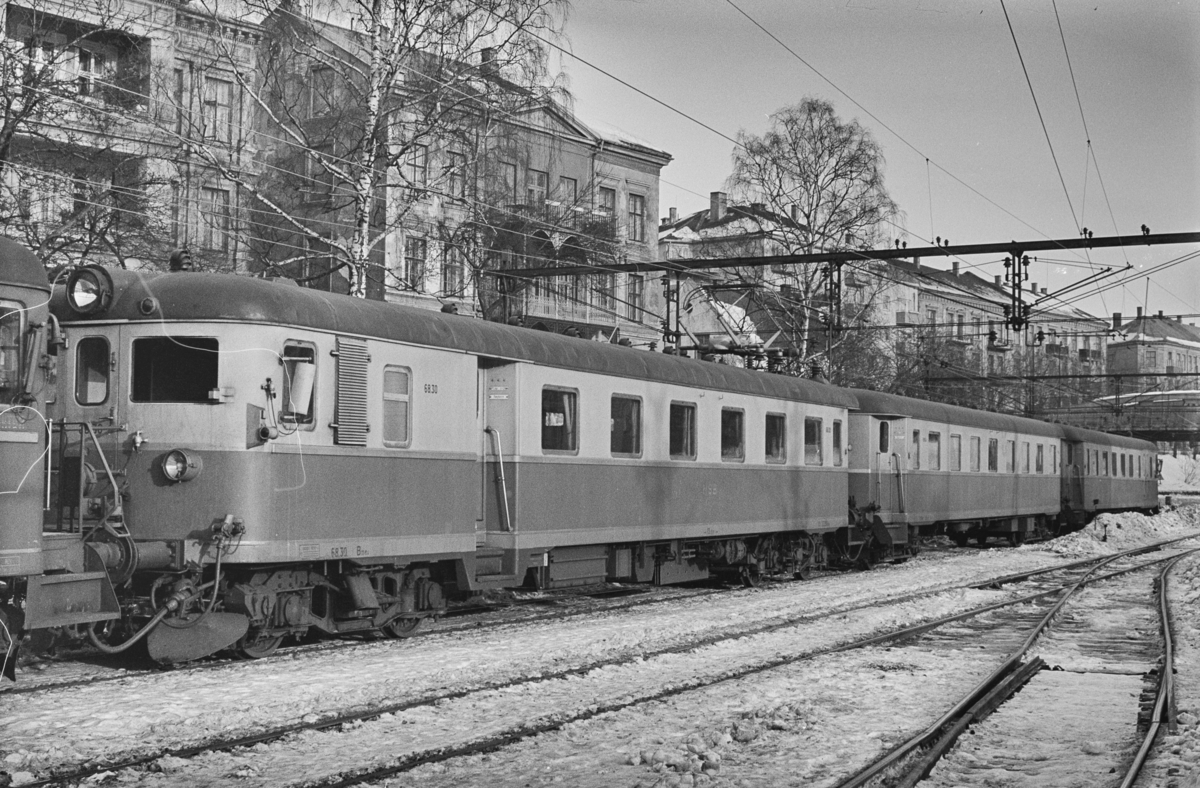 Motorvognsett type 68B på Filipstad ved Oslo V. Vognene er malt i ...