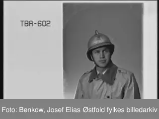 Mann i uniform, brannmann? - Østfold fylkes billedarkiv / DigitaltMuseum