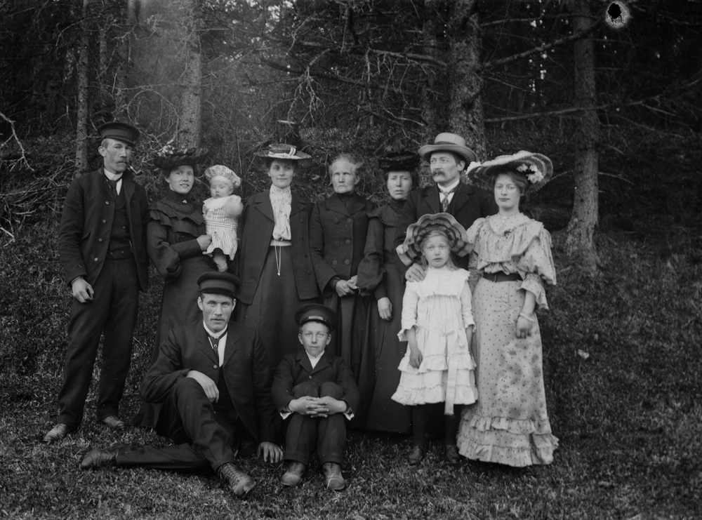 På St.Hans-tur i Vallia, Dolstadåsen. Bak fra venstre: Konrad Hall ...