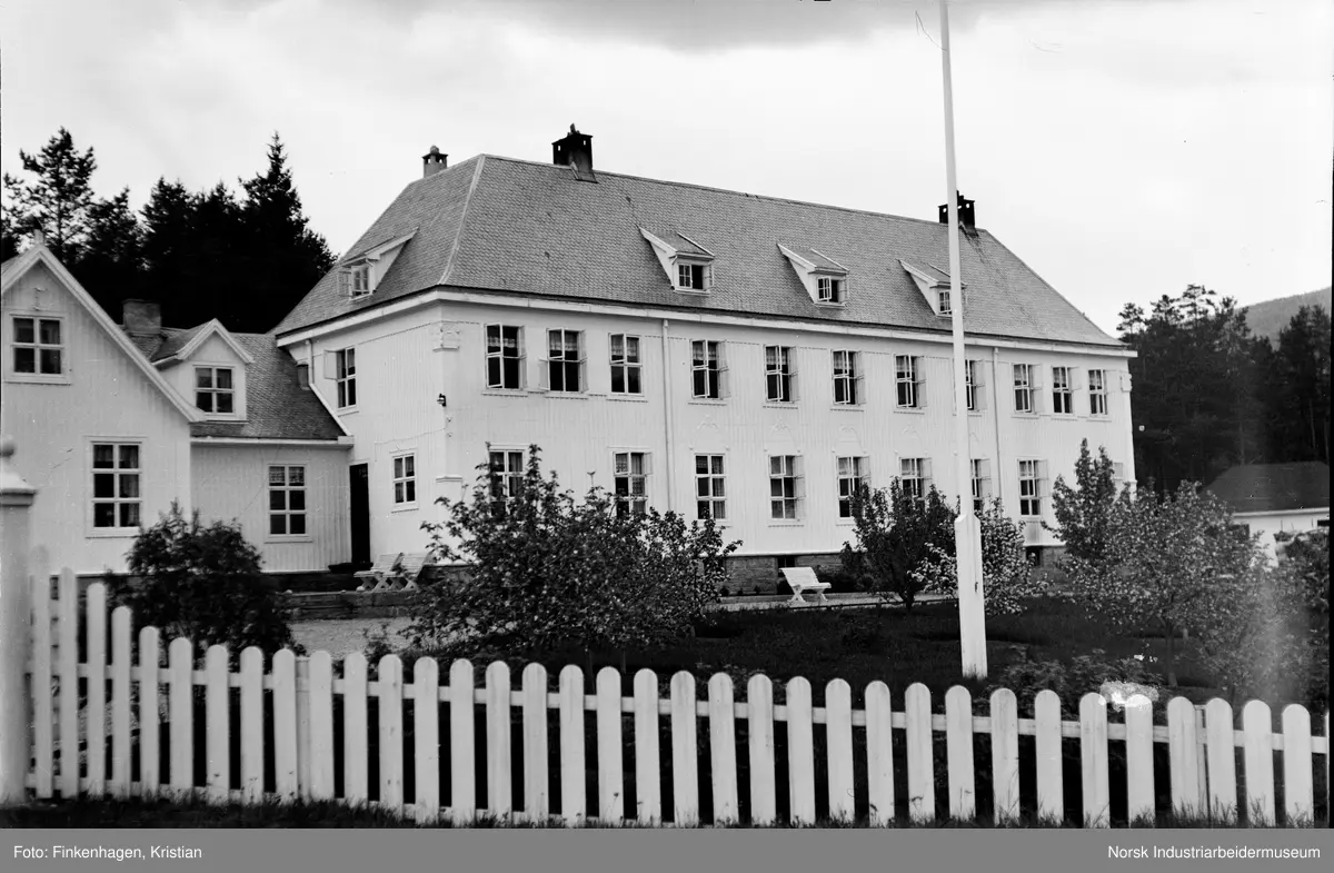 Furuheim i Austbygde. - Norsk Industriarbeidermuseum / DigitaltMuseum