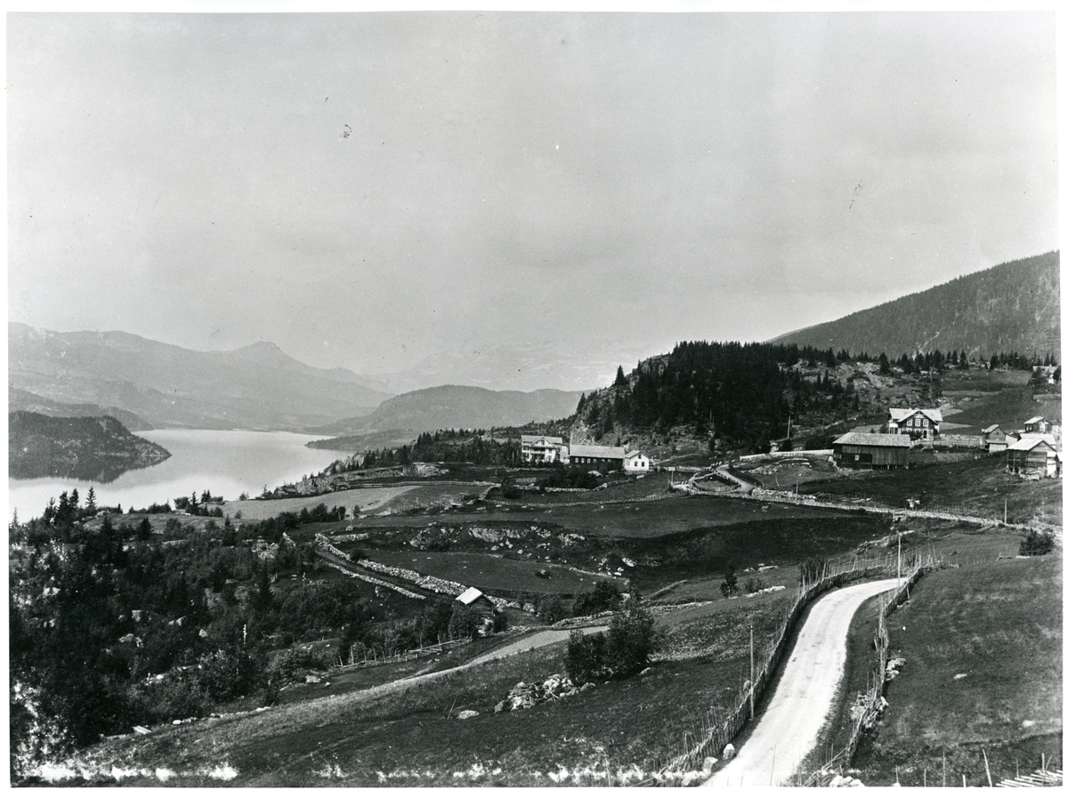 Løken i Vestre Slidre før 1913. Løken hotell midt i bildet ...