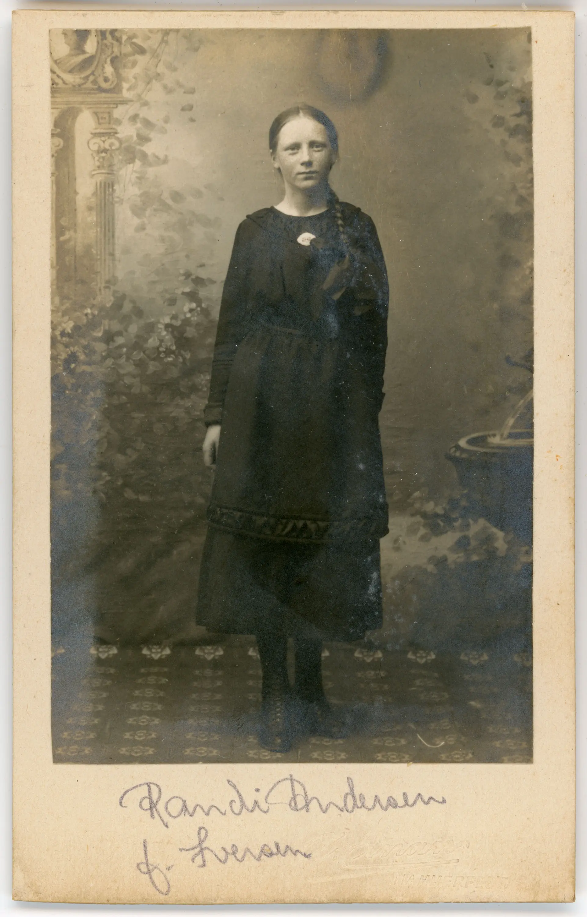 Visittkortportrett av Randi Andersen (født Iversen). En visittkort ...