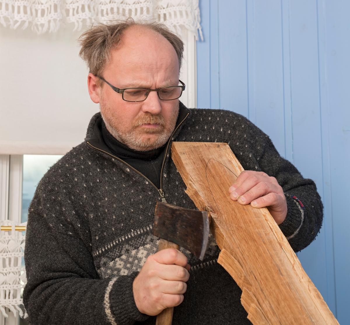 Jonny Vindfjell fra Gjerstad i Aust-Agder telgjer sidekantene på et ...