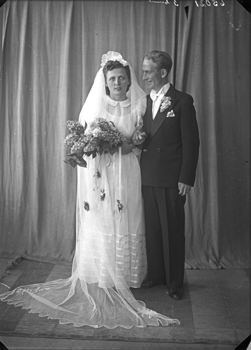 Brudebilde. Ung mann og ung kvinne. Brudepar. Bestilt av Leif Nesse ...