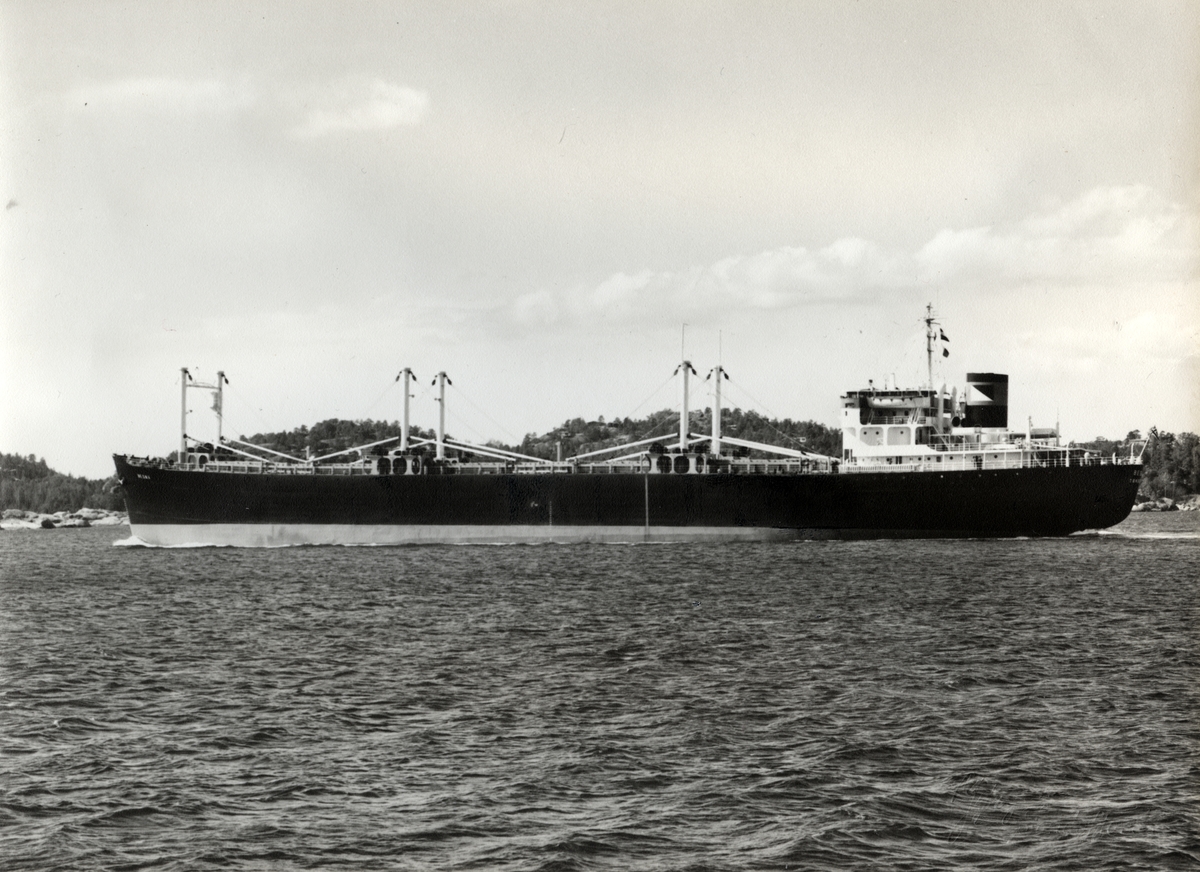 M/S 'Besna' (b.1948/1950) i profil, etter ombyggingen i april 1969, på ...