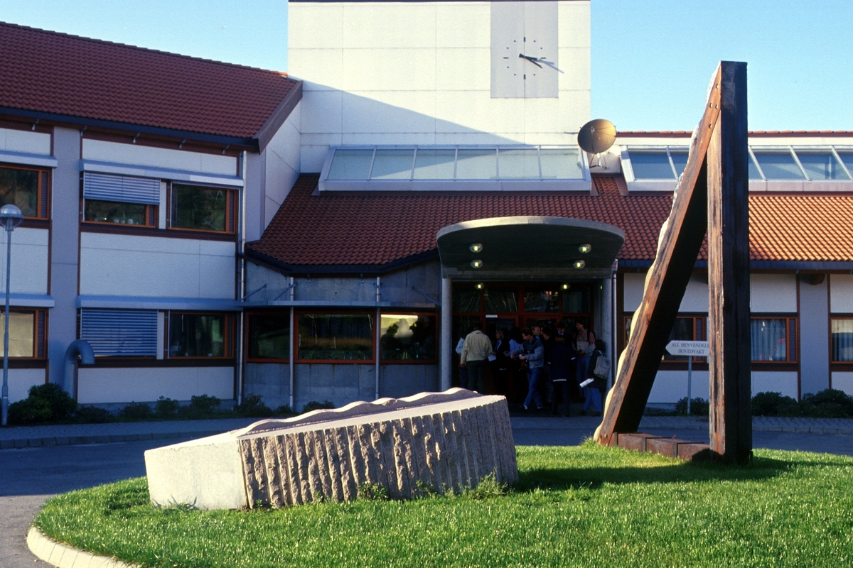 Tida og hjarte - Hjarte/båt [Skulptur] - KORO / DigitaltMuseum