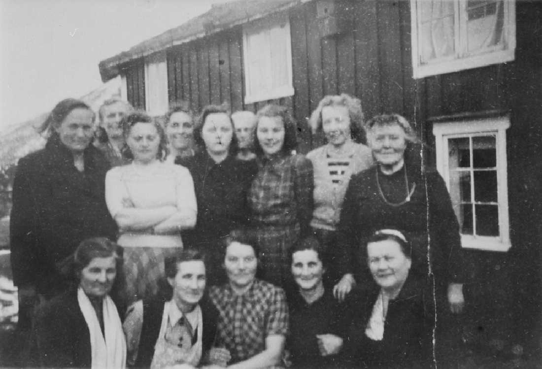 Leirfjord, Levang. Misjonsforeningen. B.f.v.: Borghild Aasen, Helmine ...