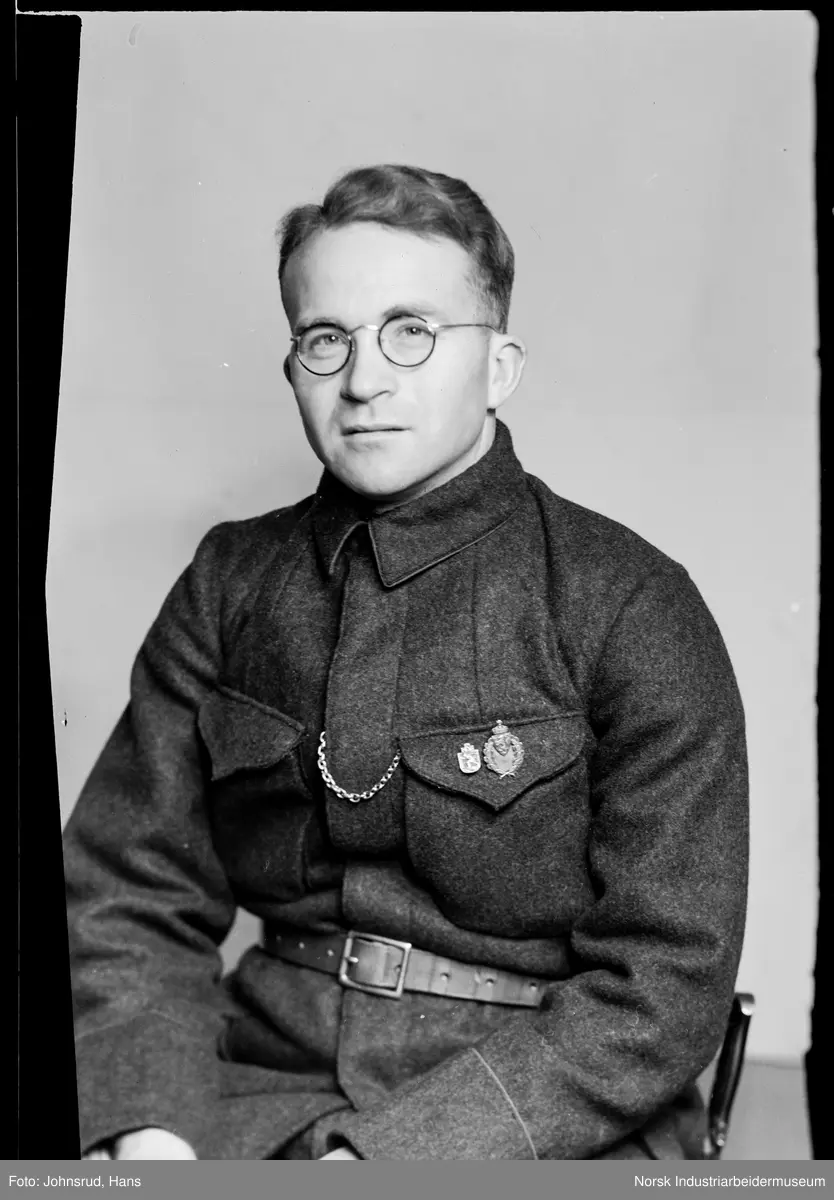 Portrett. Mann sittende i uniform. - Norsk Industriarbeidermuseum ...
