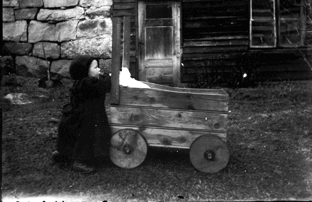 Fotoarkivet etter fotograf Aanund Olavson Edland. Barneportrett av Olav ...