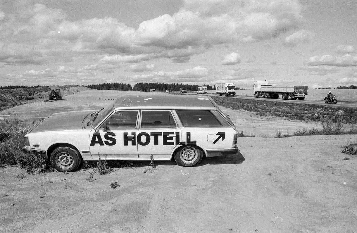 Biler påmalt reklame for Vestby Hotell parkert på et jorde. - Museene i ...