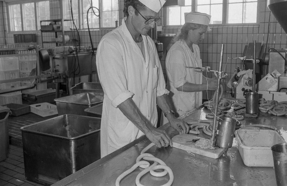 Tomte Mat i Ås med to ferdigutdannede pølsemakere. Hans Olav Skjolden ...