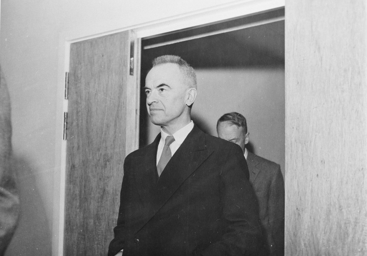 Helsedirektør Karl Evang ved innviinga av nytt sjukehusbygg ...