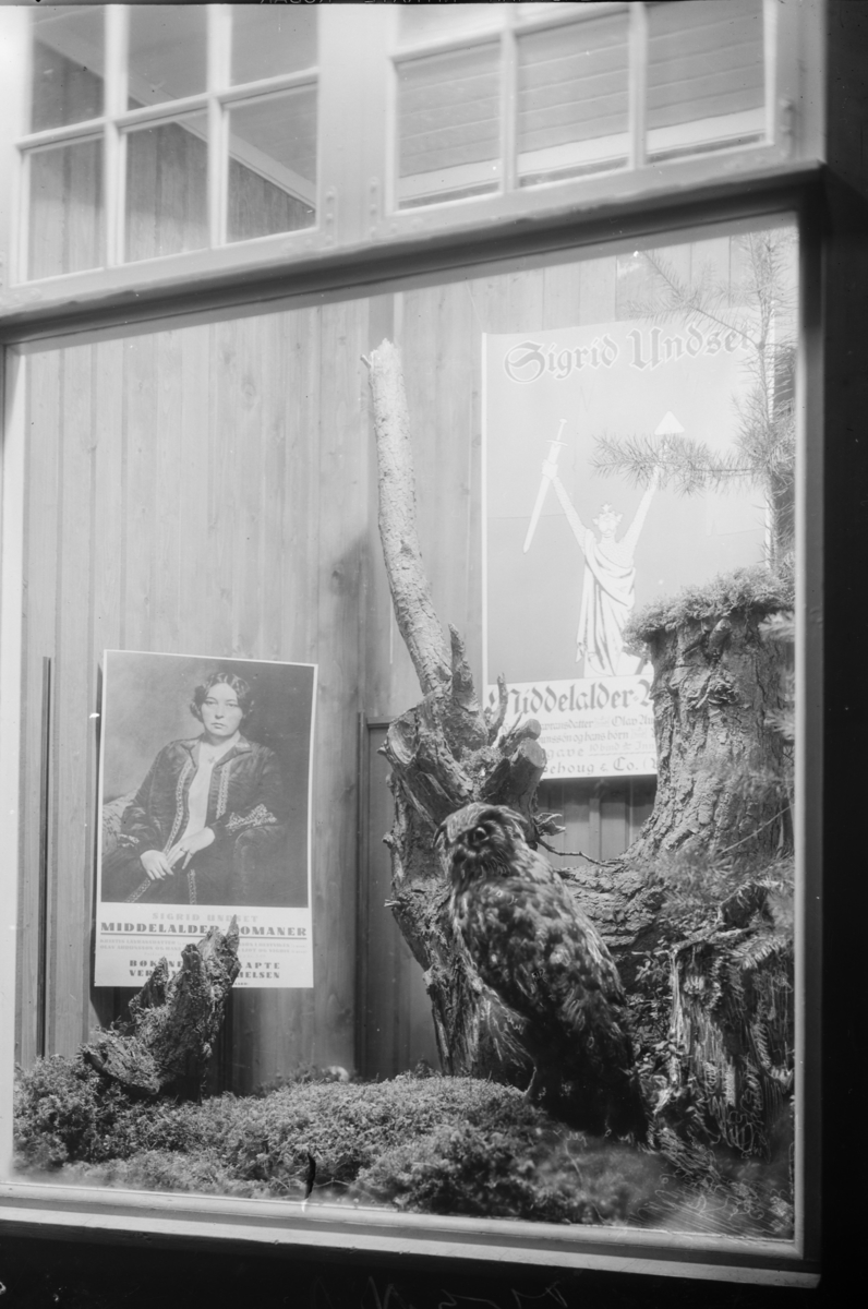Sigrid Undset, utstillingsvindu. Ang. Undsets Middelalderromaner ...