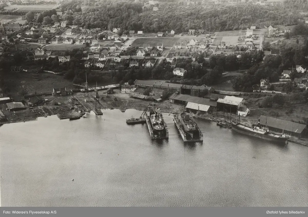 Oversiktsbilde av Moss værft og dokk på Jeløya før 1940. - Østfold ...