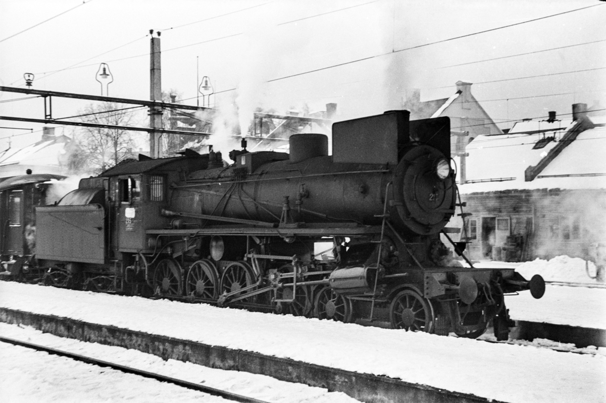 Damplokomotiv type 26a nr. 215 med dagtoget fra Oslo Ø til Trondheim ...