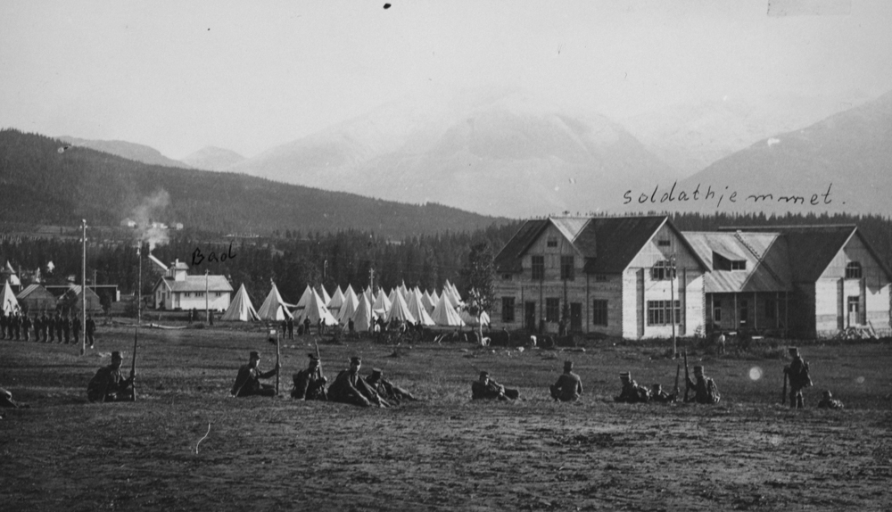 Fra Drevjamoen, soldater, telt og bygninger. Vi ser badet til venstre ...