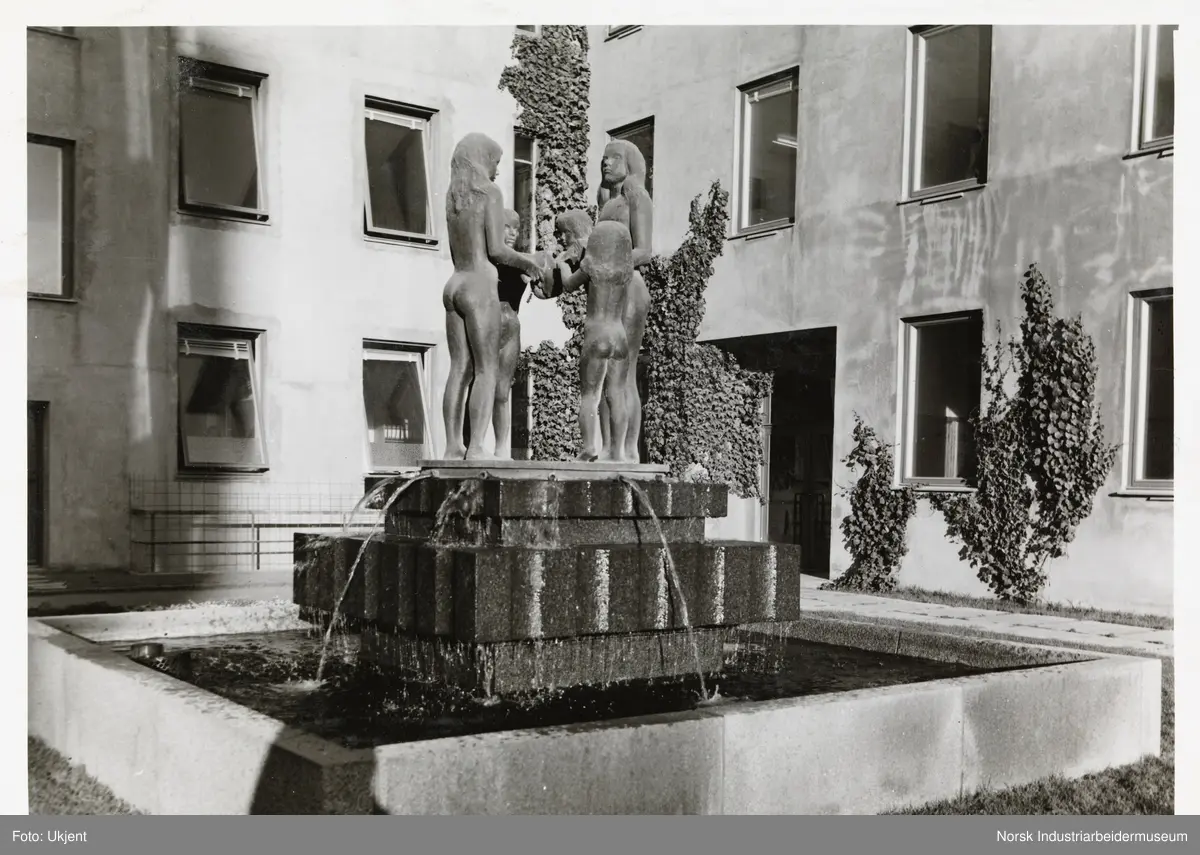 Dyre Vaa's gruppe ved kontorbygningen. - Norsk Industriarbeidermuseum ...