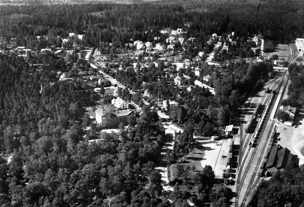 Flygbild över Nybro och stationsområdet. - Järnvägsmuseet / DigitaltMuseum