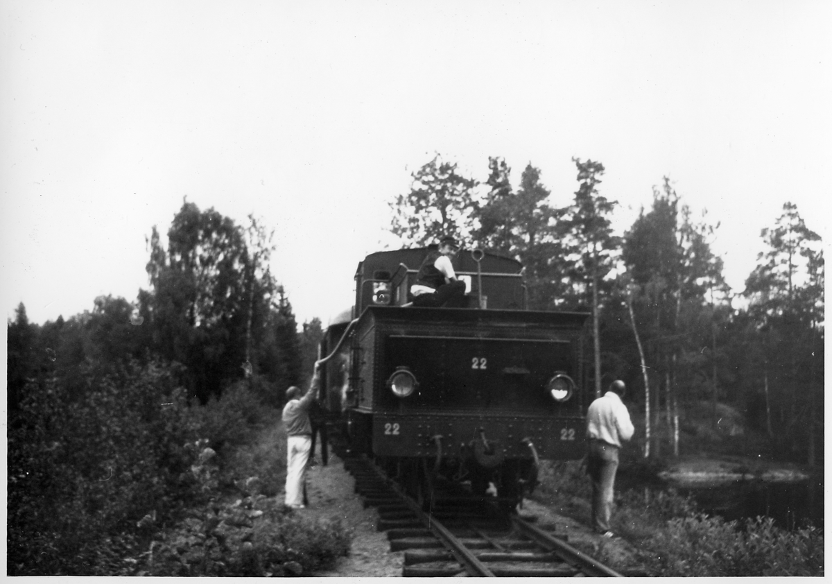 Norsholm-Västervik-Hultsfreds Järnvägar, NVHJ lok 22 tar vatten på ...