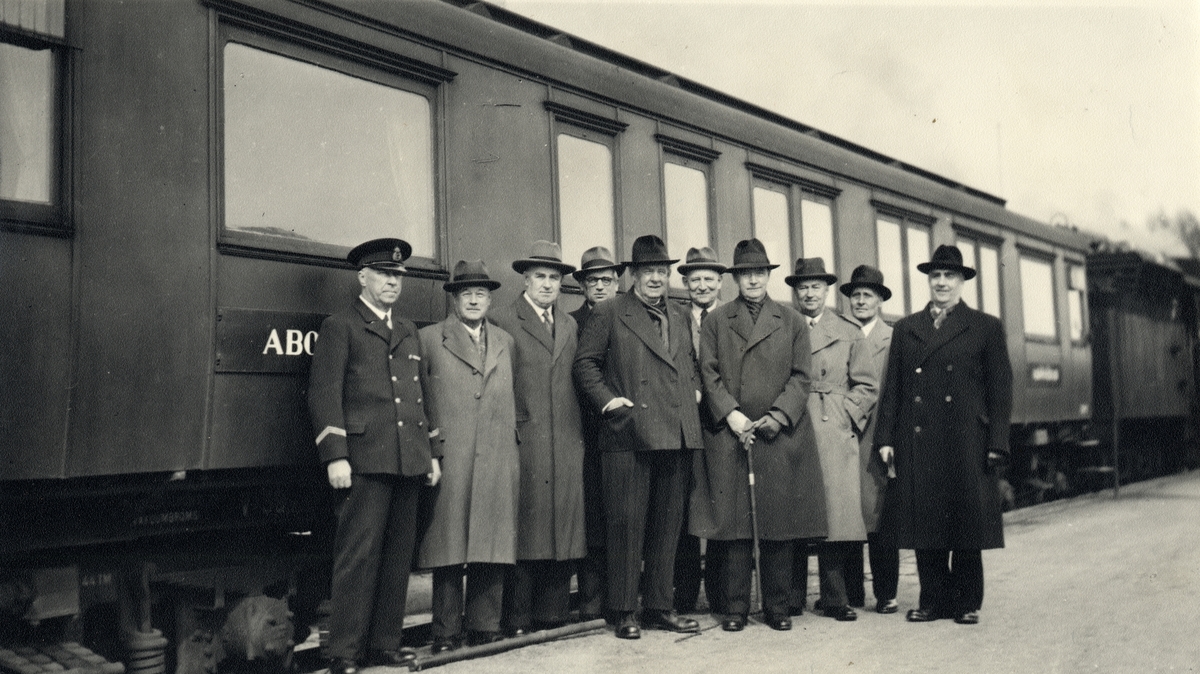 Tjänstgöringsnämndens resa 1945. 10 herrar på plattformen vid Vansbro ...