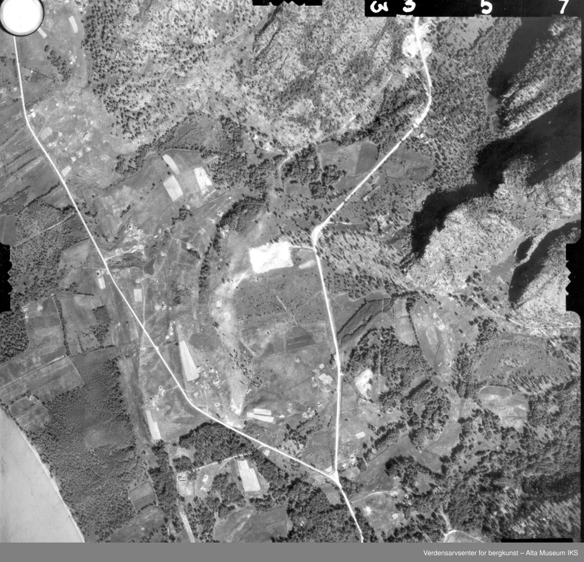 Rafsbotn, flyfoto, veier, jorder, idrettsplass, ruiner, skog ...