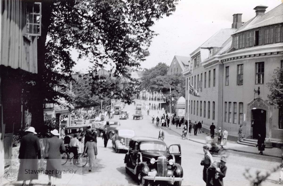 Haakon VIIs gate mot brannstasjonen - Stavanger byarkiv / DigitaltMuseum