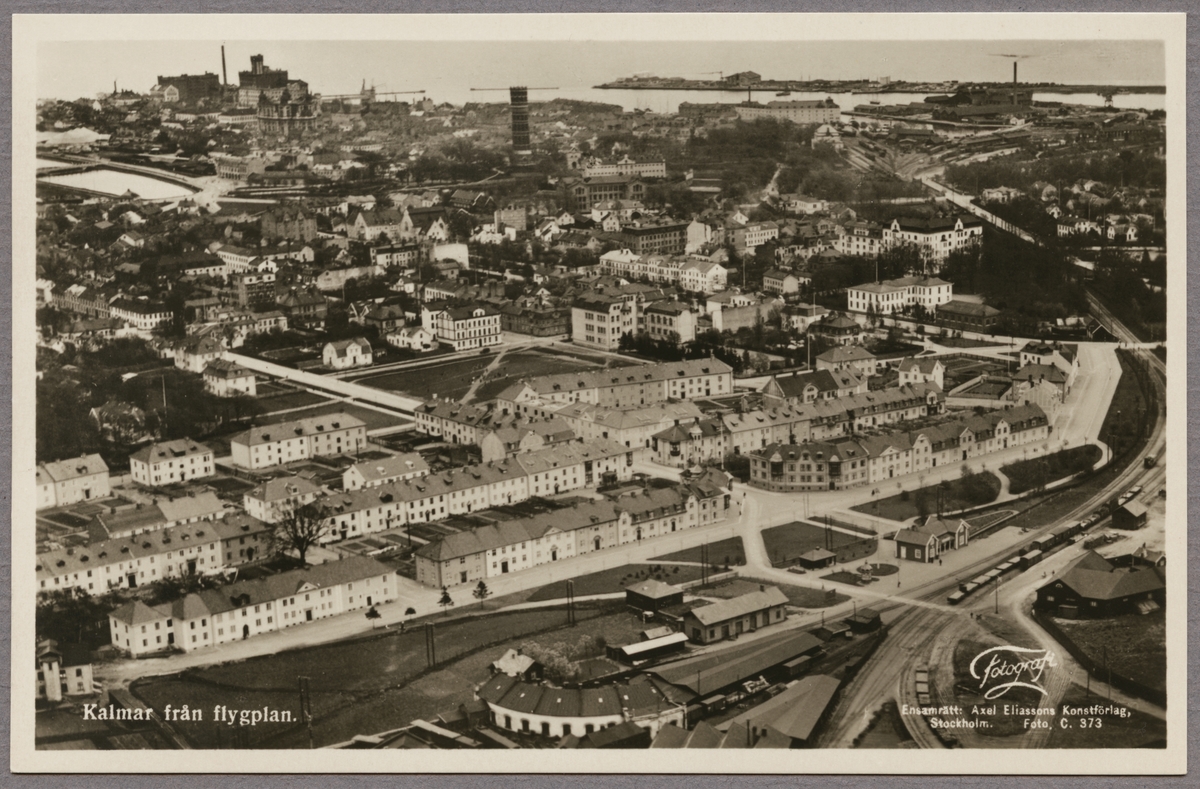 Flygvy över Kalmar stad med järnväg i bild och hav i bakgrunden ...