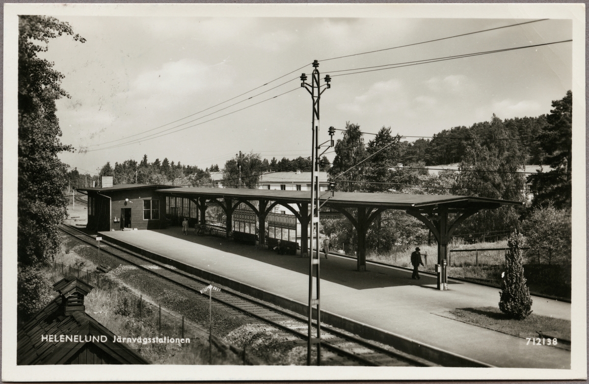 Vy på stationsområde och perrong med resande. - Järnvägsmuseet ...