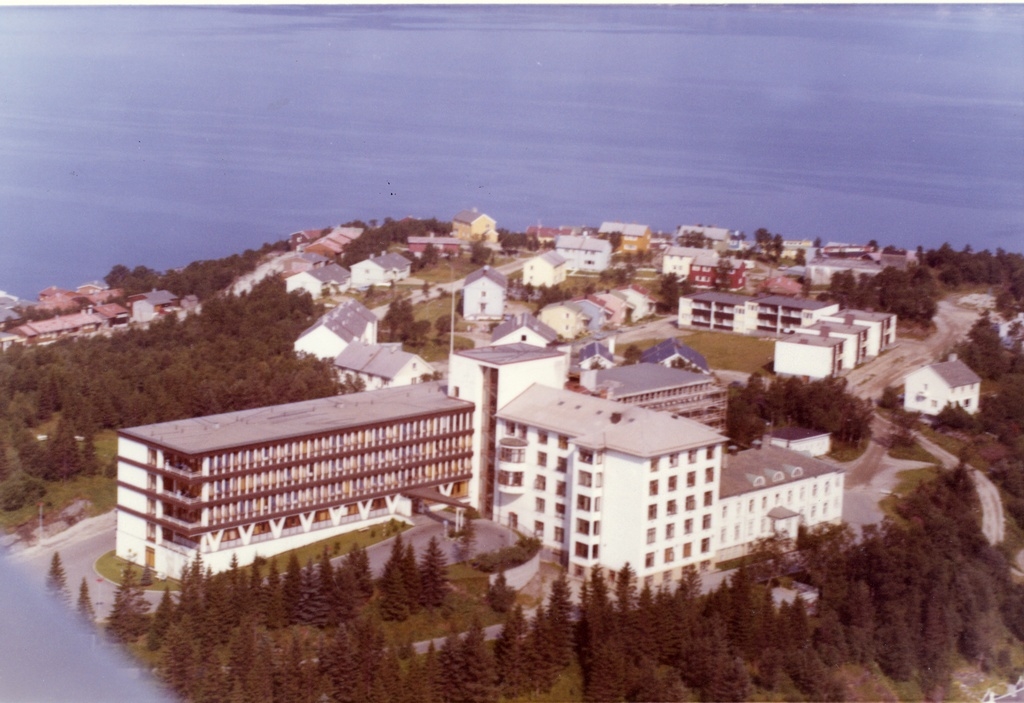 Narvik sykehus. 1963-bygget til v., 1938-bygget i midten og 1919-bygget ...