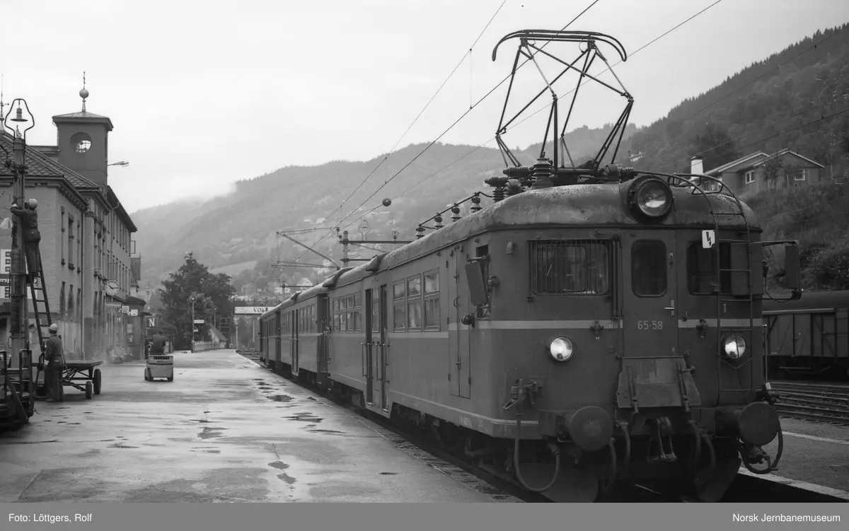 Lokaltog med eleltrisk motorvognsett type 65/67 på Voss stasjon ...