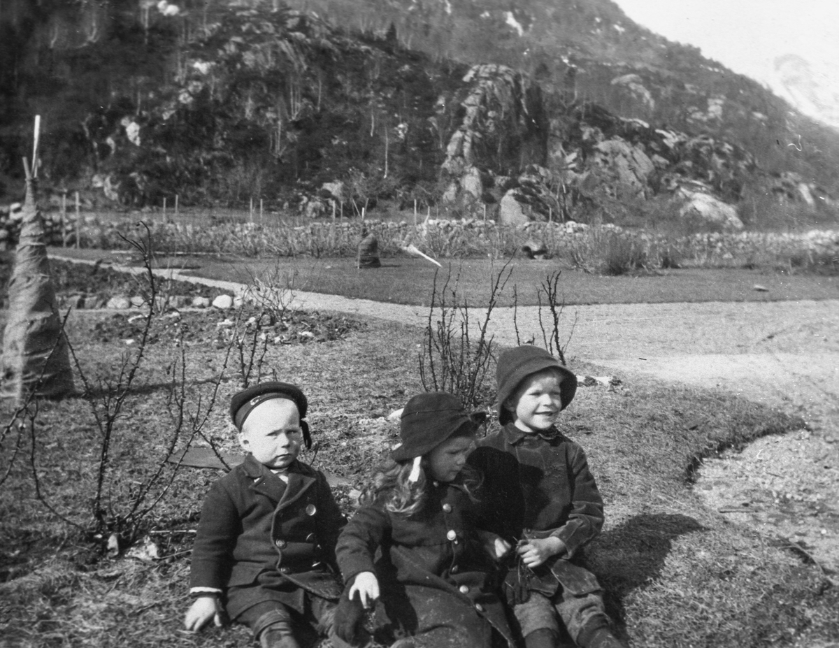 Per Rosengren og venner i hagen ved direktørvillaen. - Kraftmuseet ...