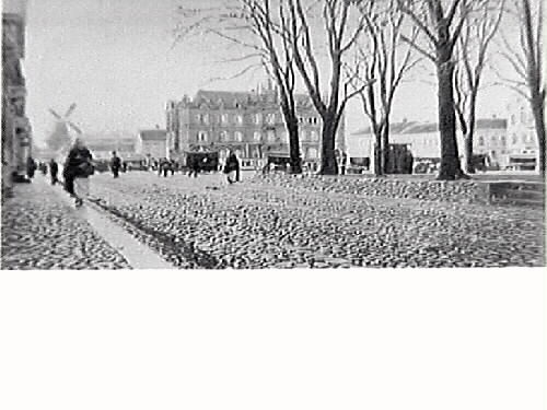 Varbergs torg med Varbergs sparbank i fonden. Från början av 1900-talet ...