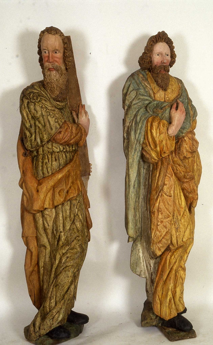 Träskulpturer föreställande apostlarna Andreas och Simon i Brahekyrkan ...