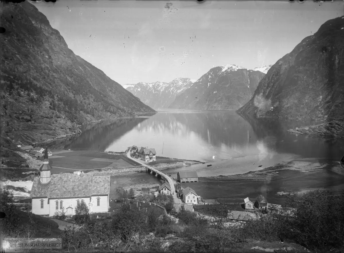 Sunnylven kirke (Sunnylven kyrkje) er en langkirke fra 1859 i Stranda ...