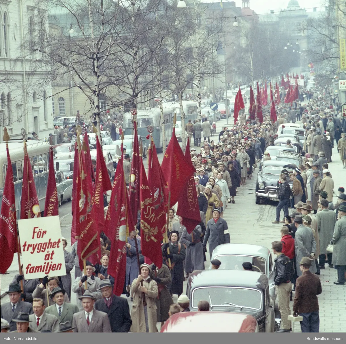 1 maj-demonstration 1959, med plakat och fanor på Köpmangatan samt stor ...