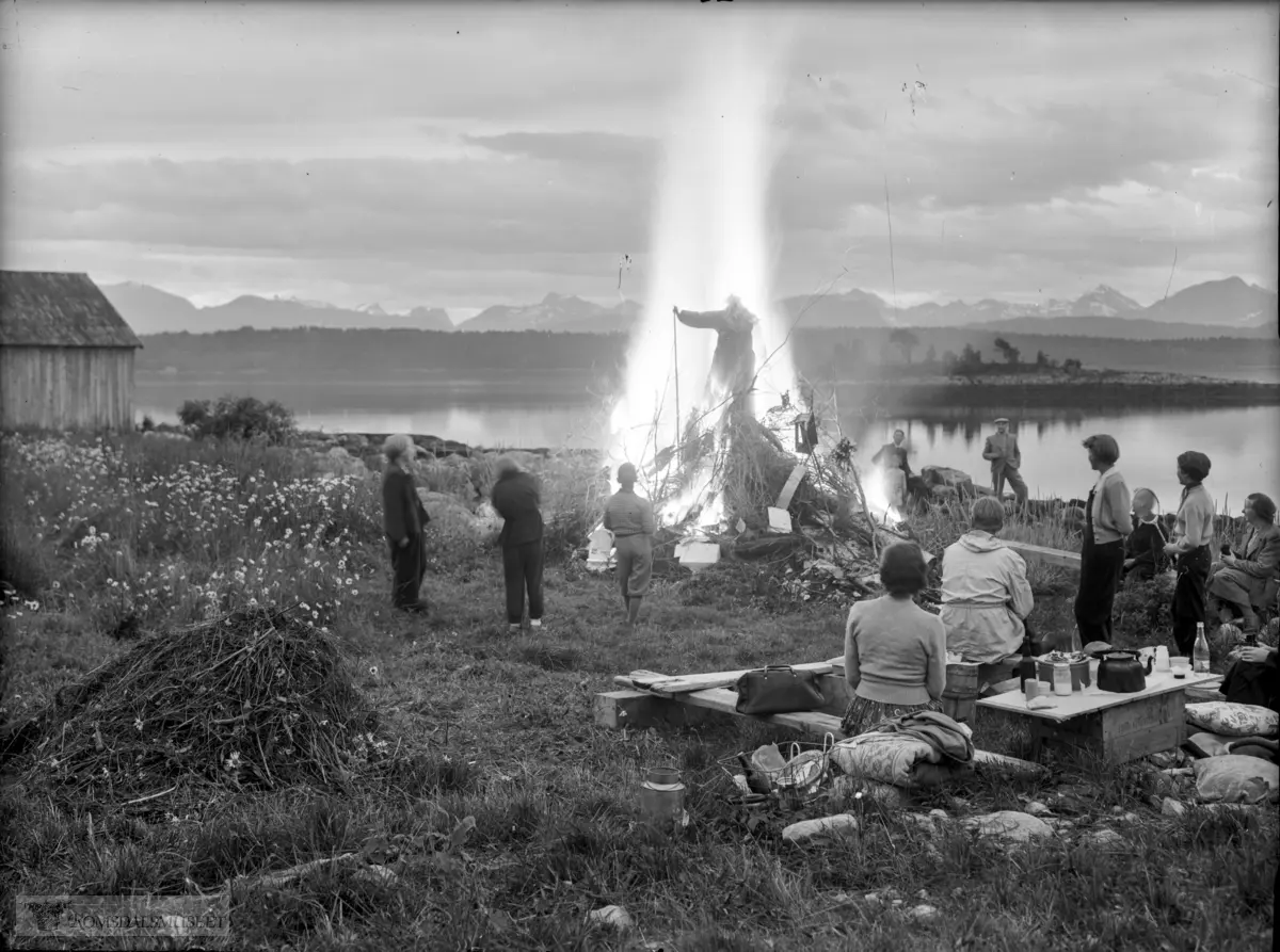"Sankthansbål".Sankthansfeiring på Lergrovikneset, ikkje langt frå ...