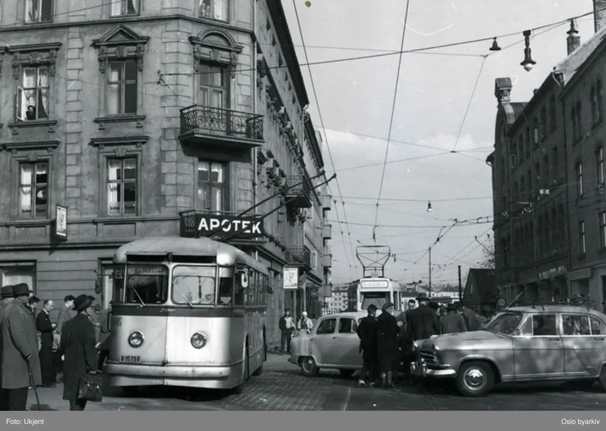 Oslo Sporveier, Trolleybuss, linje 20 til Majorstuen i gatekryss på ...