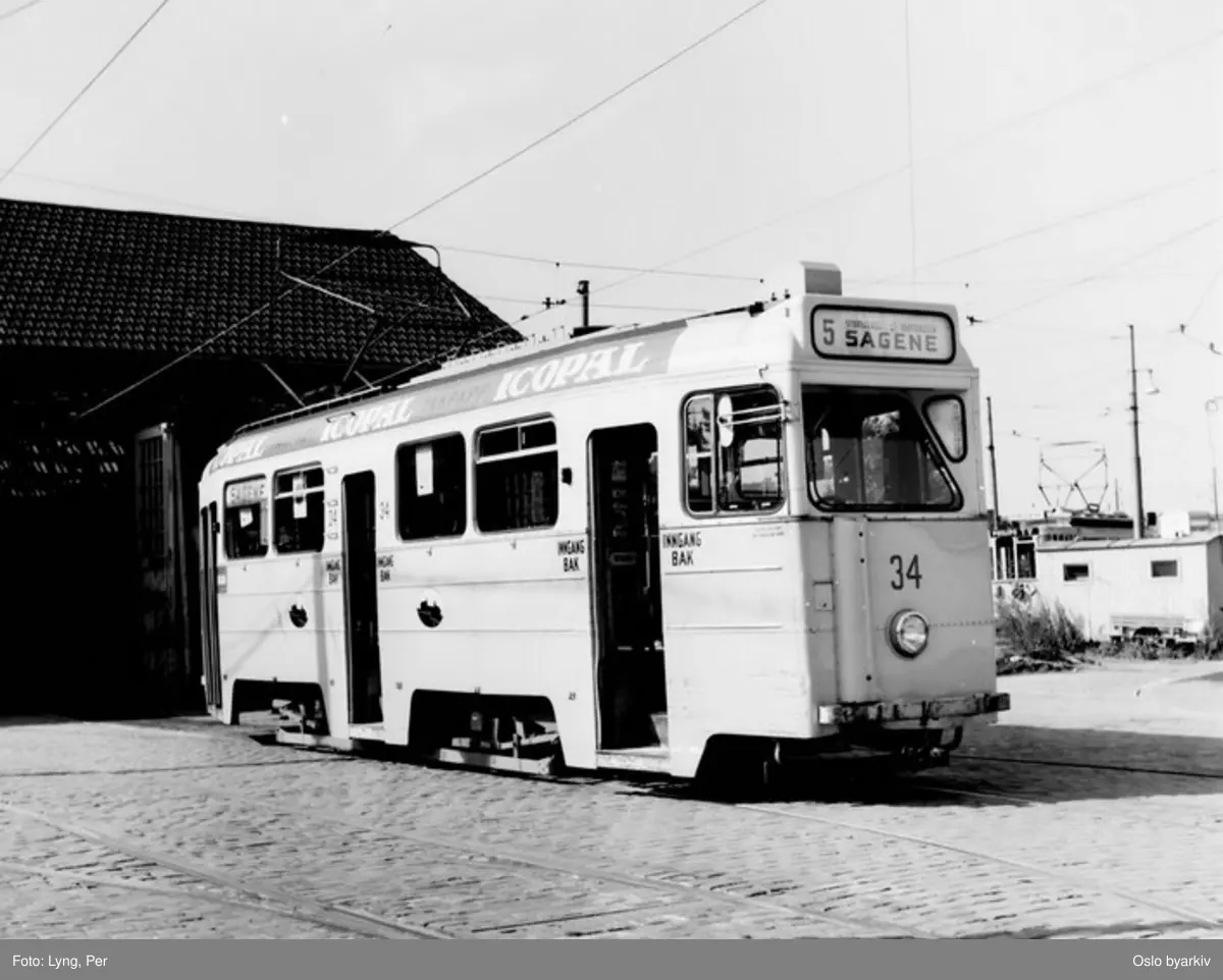 Oslo Sporveier. Trikk motorvogn type MO "kylling" nr. 34 foran ...