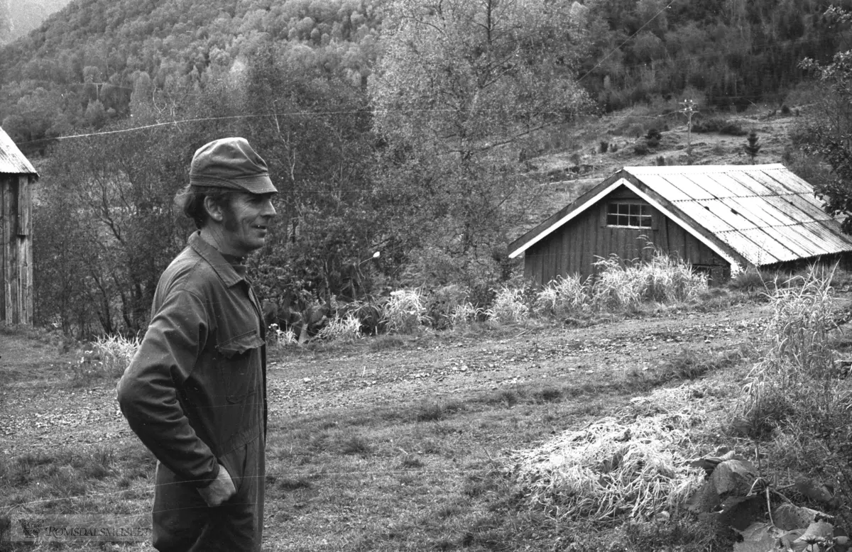 Hos Ola O Sandnes. .Eldhuset til høyre..(Se Randi Ingunn Selnes: Gards ...