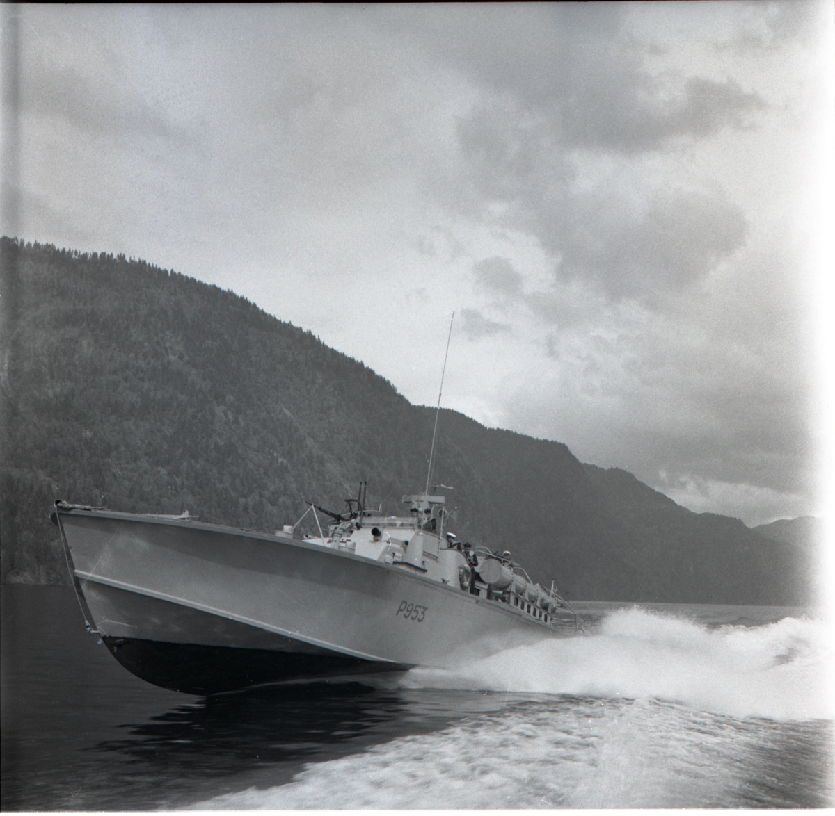 Samlefoto: Elco-klasse MTB-er gjennom Bandak-kanalen i juli 1953.#N# ...