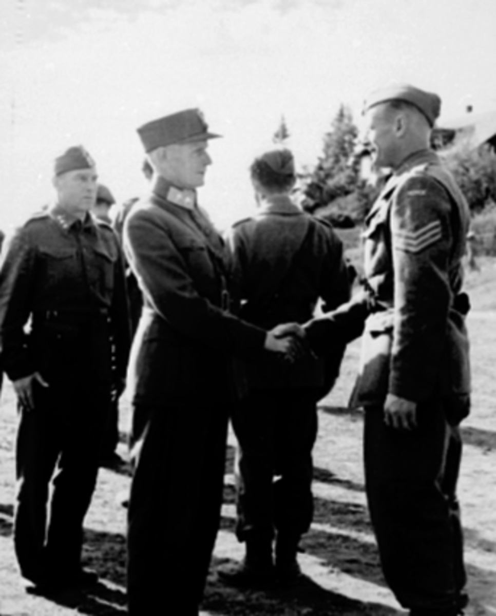 GENERAL OTTO RUGE HILSER PÅ SOLDAT ETTER KRIGEN, RIDEHUSET ...