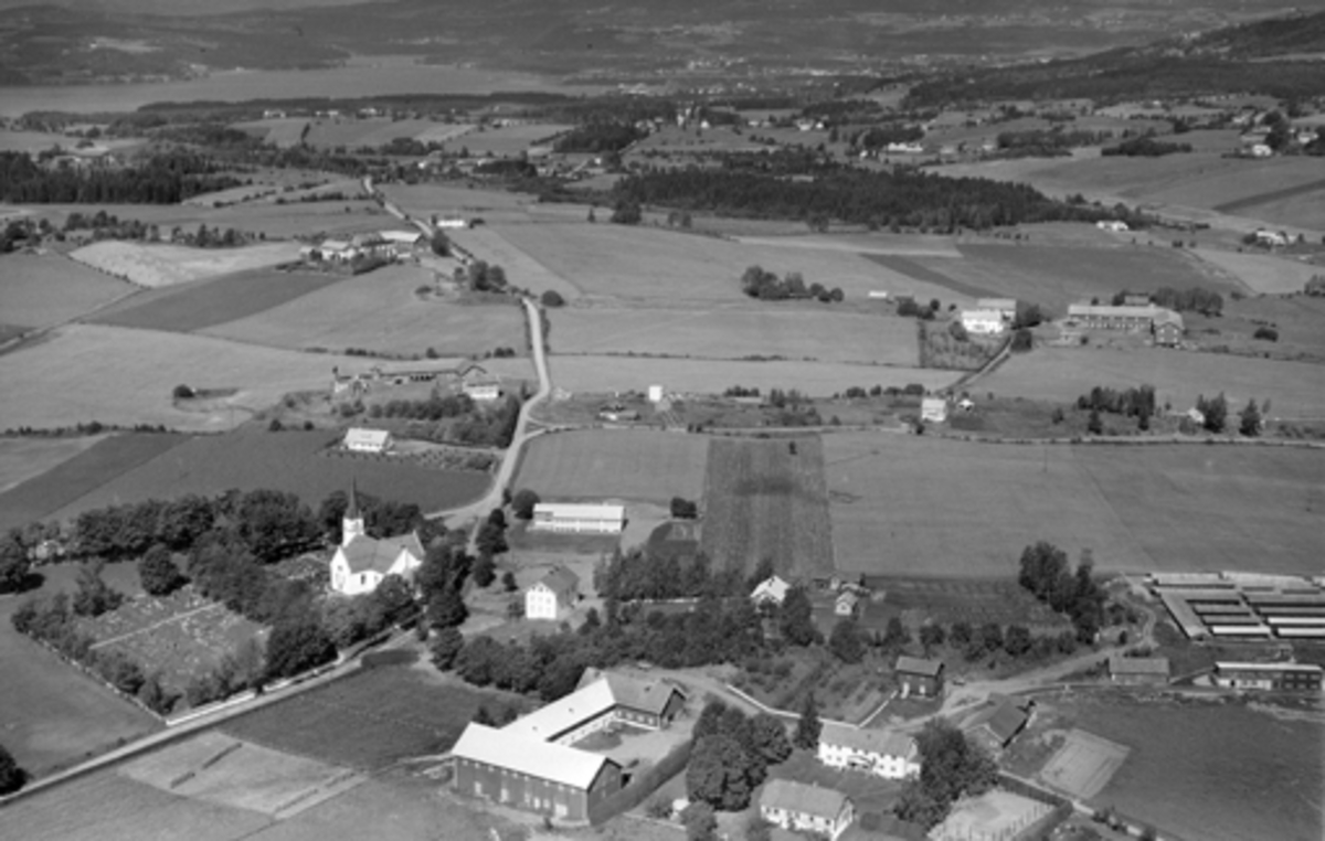 Flyfoto av Stor Deglum gård, Furnes, Ringsaker. Furnes kirke. - Anno ...