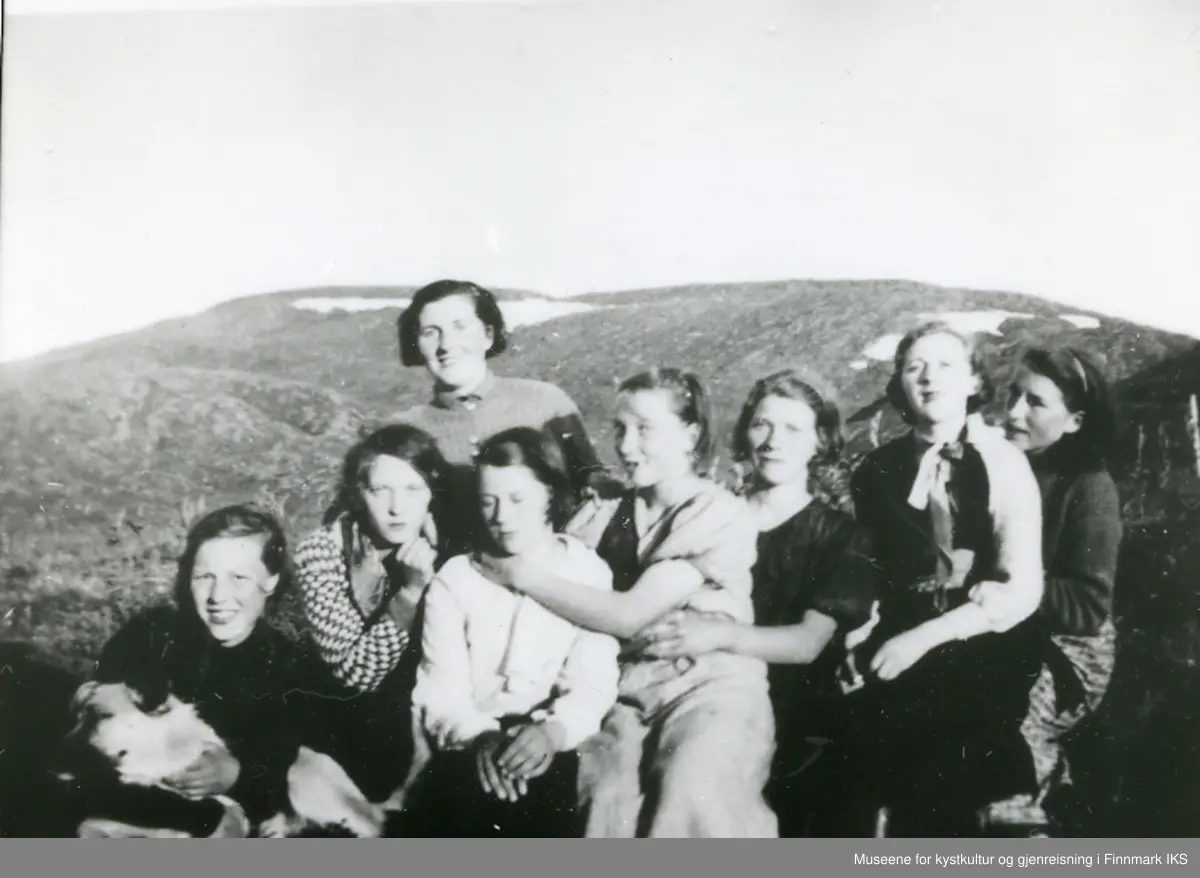 sittende fra v.: 1, Rakel Korneliussen 2. Helene Steinvåg 3. Mary ...